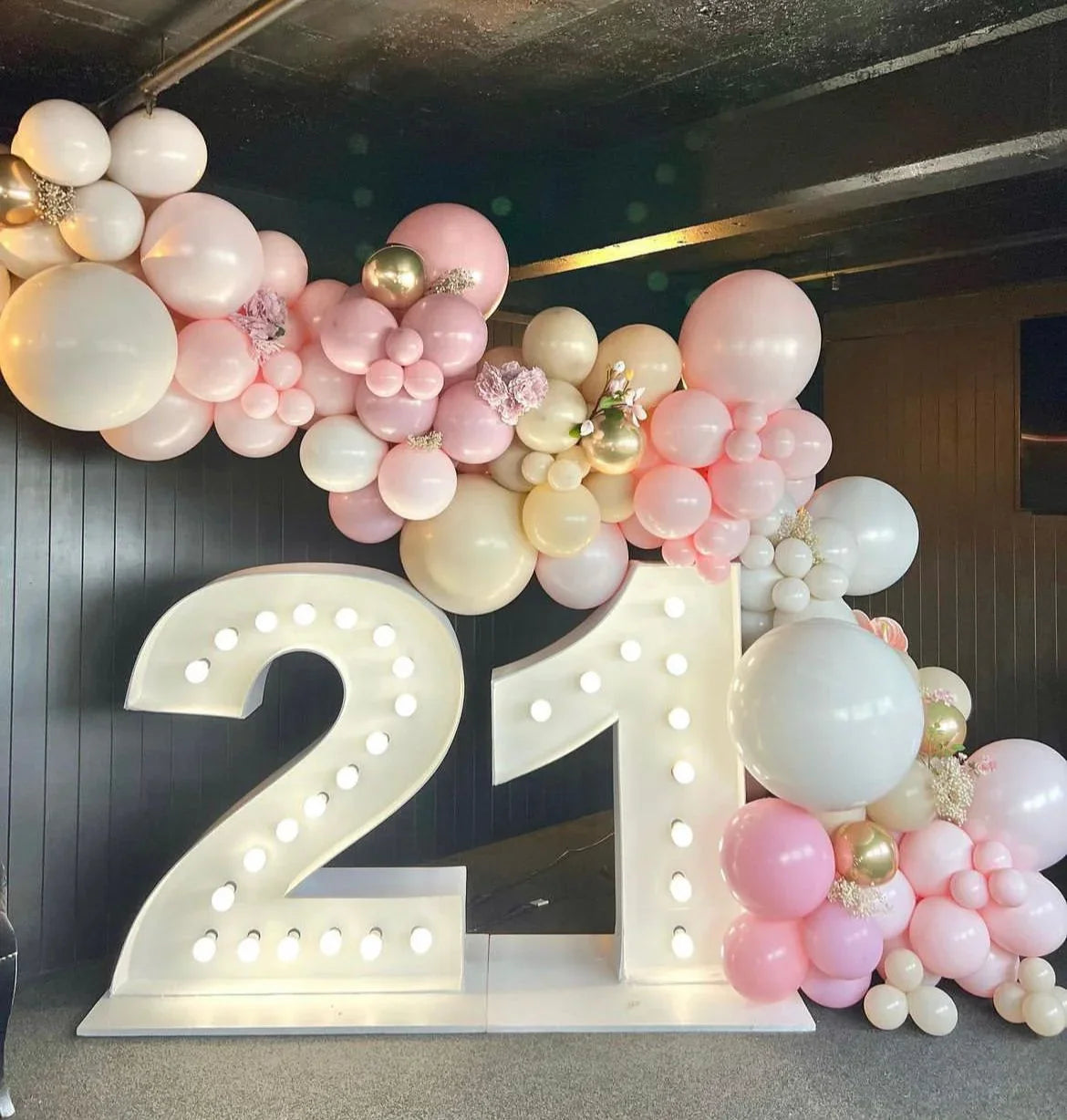 21st birthday light up numbers and Balloon garland – Balloonz